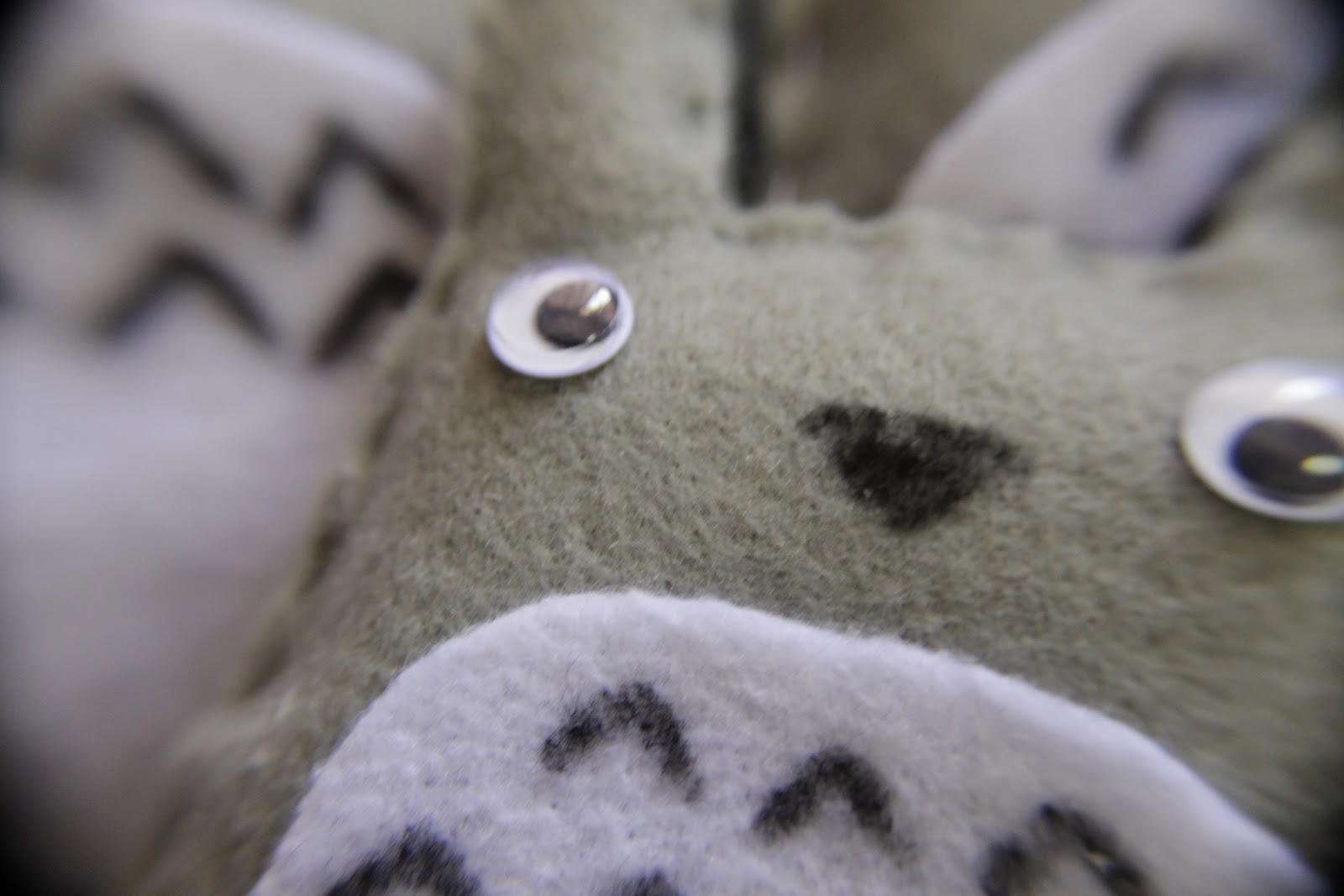 A craft site : How to make your own totoro plush!