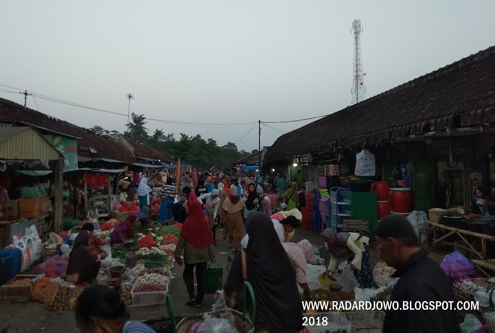 Suatu Pagi di Pasar Ngrambe.. - RADAR DJOWO