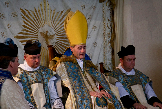 TRADITIONAL LATIN MASS PROPERS IN ENGLISH: At last – an English bishop ...