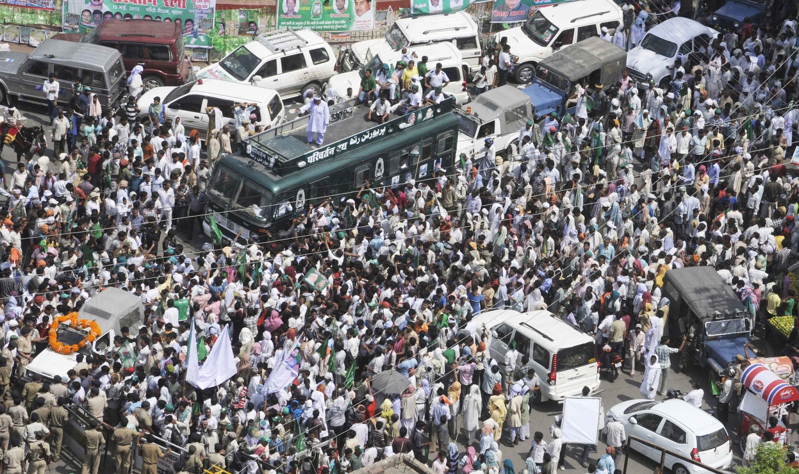 View Patna: RJD supporters beat scorching sun and soaring mercury