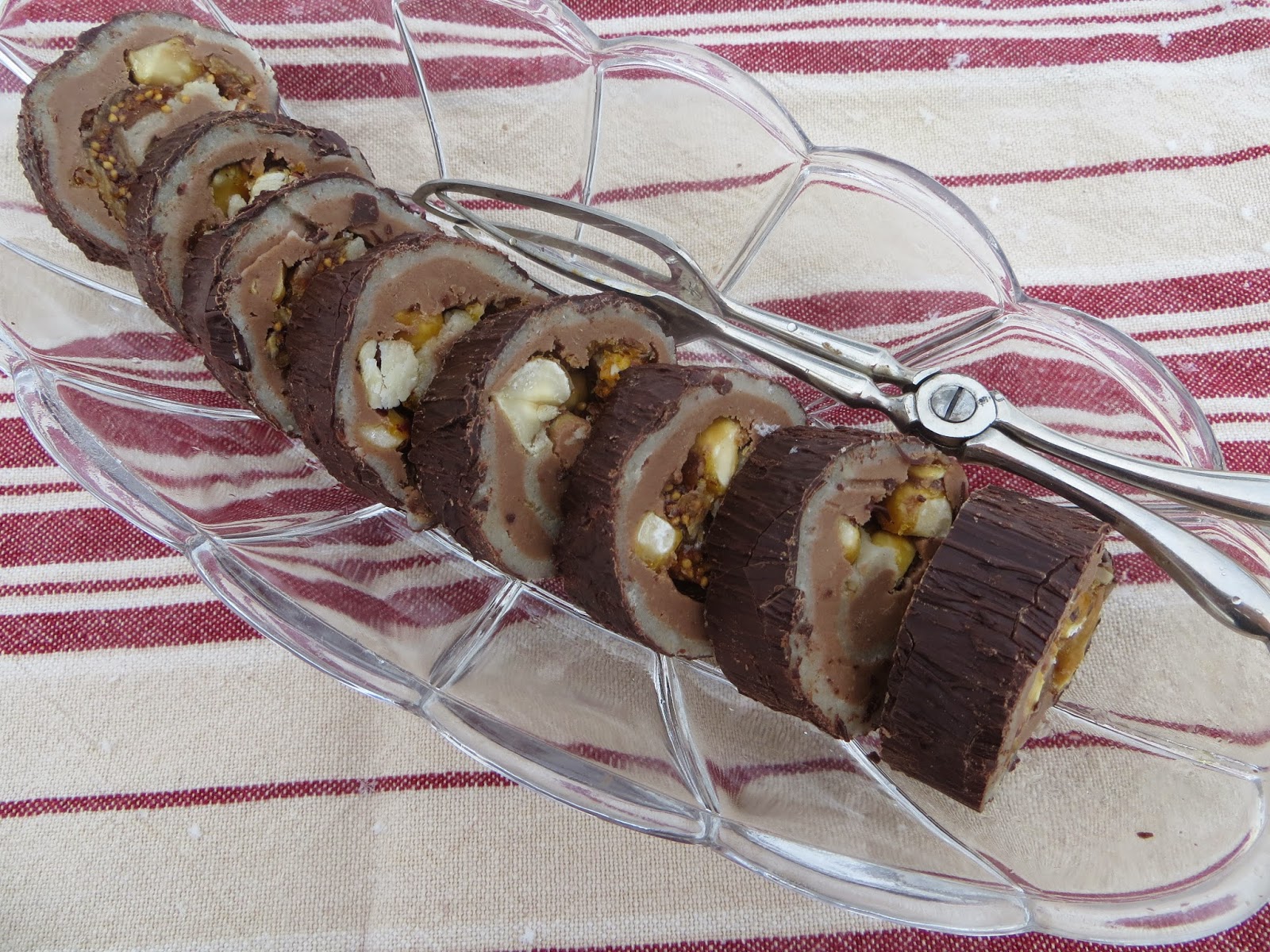 Matildas Kafferep: Julrulle med mandelmassa, nougat, fikon och hasselnötter