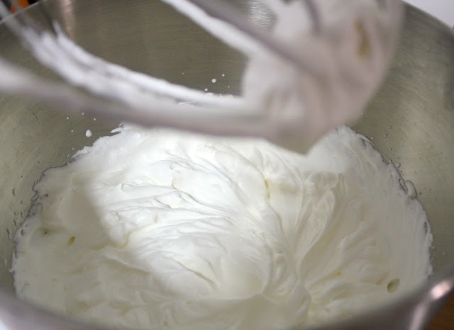 Cocinar es vivir y Bordar también: Bundt cake de nata / Cream bundt cake