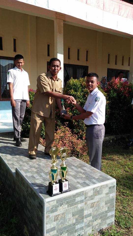 Simbolis Penyerahan Piala Juara Kepada para pemenang di acara HUT RI ke ...