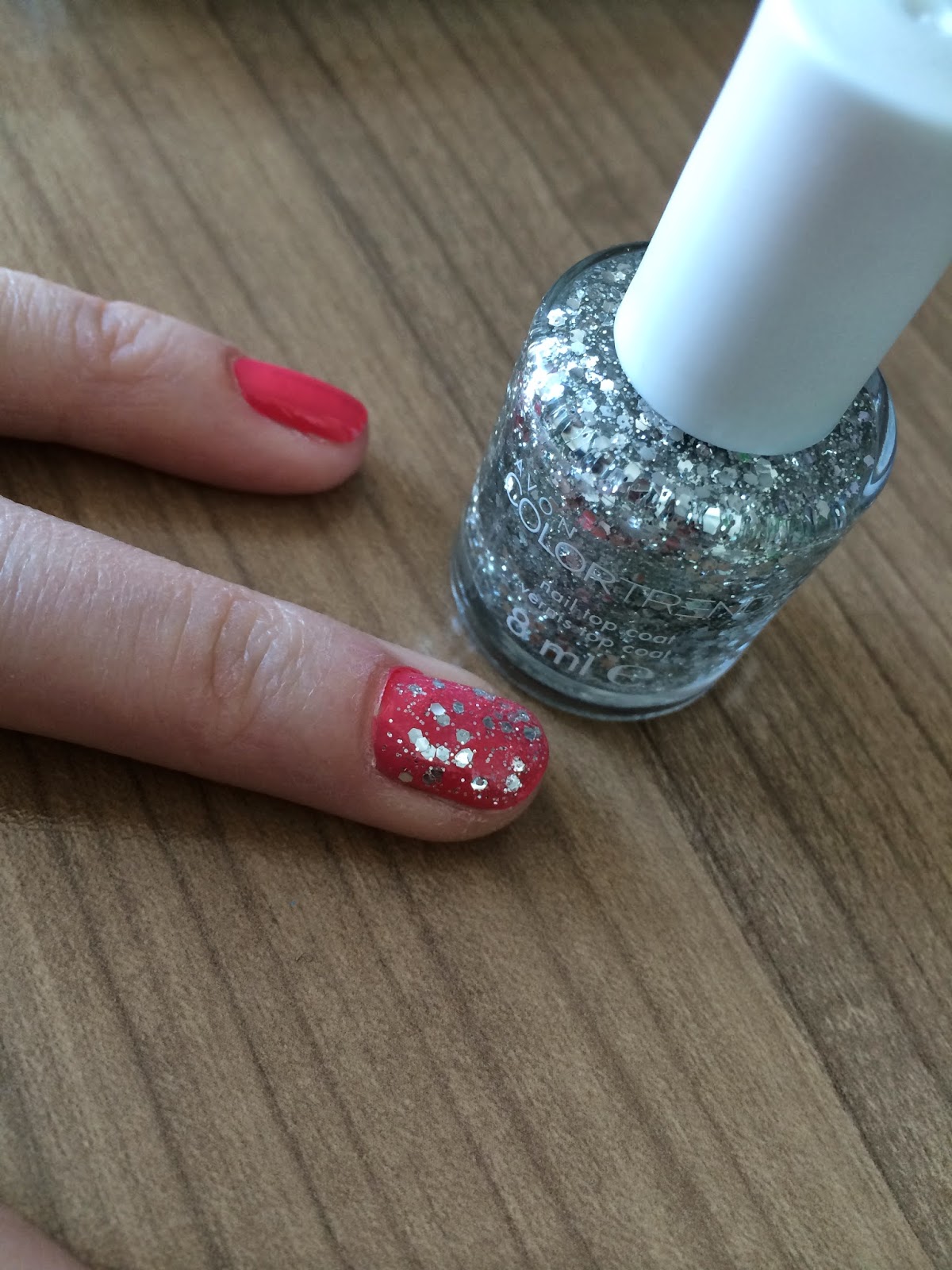 Yağmur'dan Sonra: Simli-Taşlı-Zımbalı Tırnak Modelleri ve Simli Oje ...