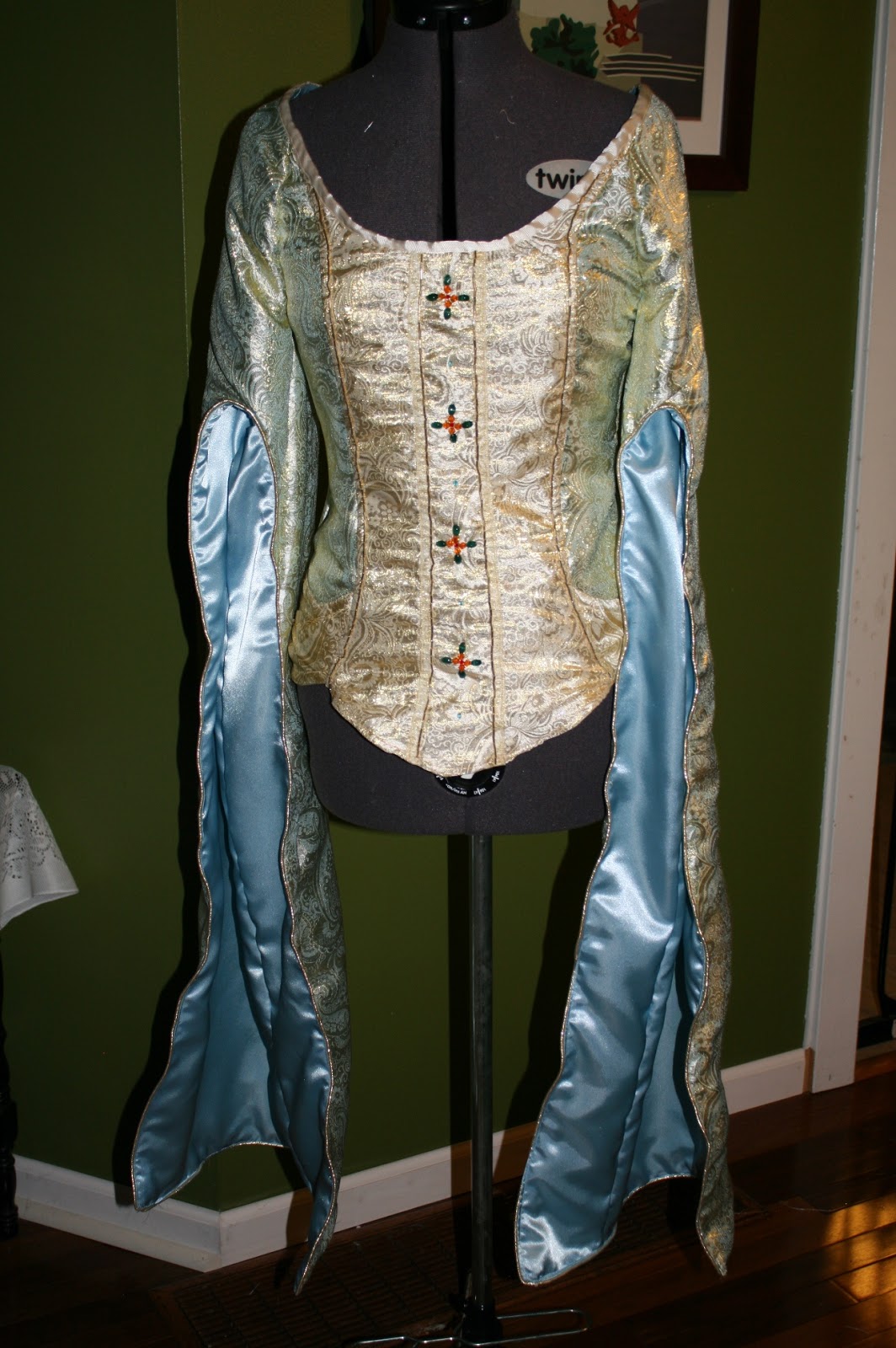 The Casual Costumer: Eowyn Victory Dress Part 8: Finished at Last!