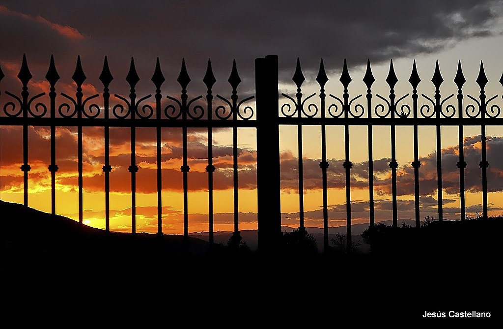 VISIÓN: FOTOS Y POESÍA: Atardecer tras la verja...