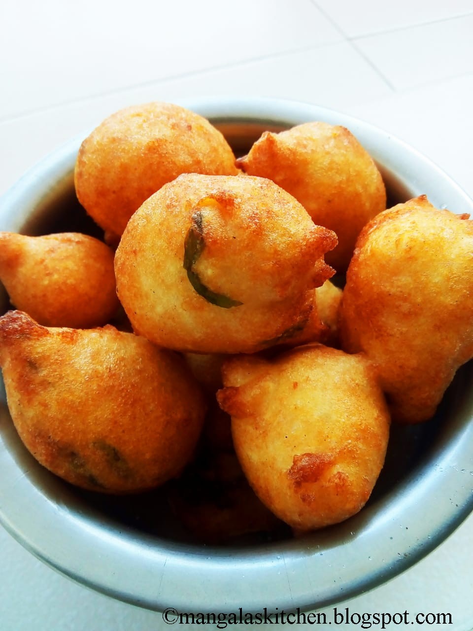 Crispy Fluffy Mysore Bonda / Urad dal Bonda - Udupi Hotel Style Bonda ...