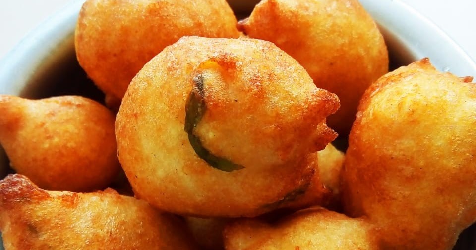 Crispy Fluffy Mysore Bonda / Urad dal Bonda - Udupi Hotel Style Bonda ...