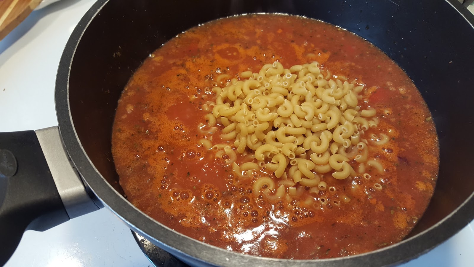 Les douceurs de genny: MACARONI AUX TOMATES ET FROMAGE DANS UN PLAT