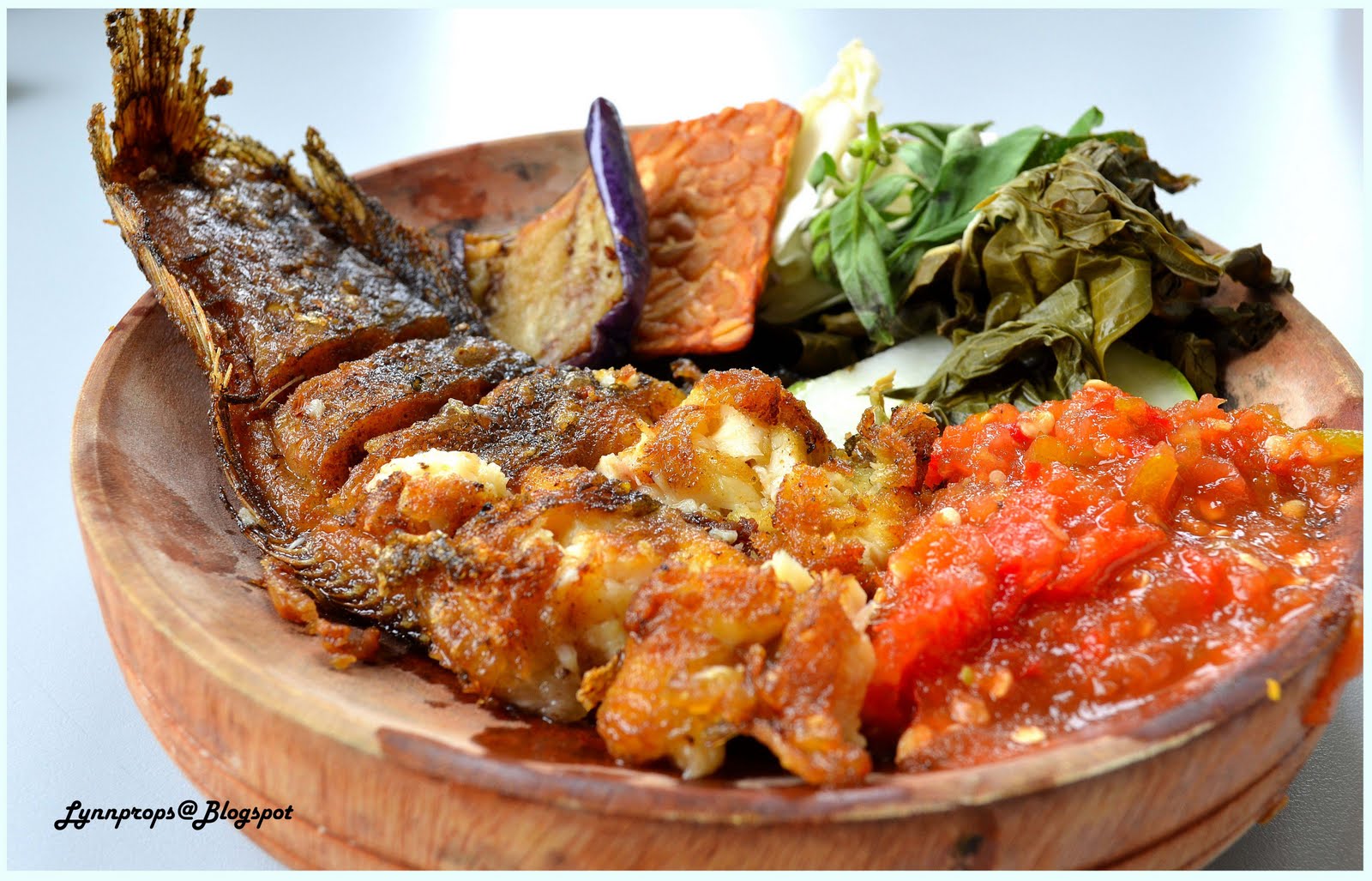 Lynn Props: Nasi Lalap Ikan Keli. Sadaap..