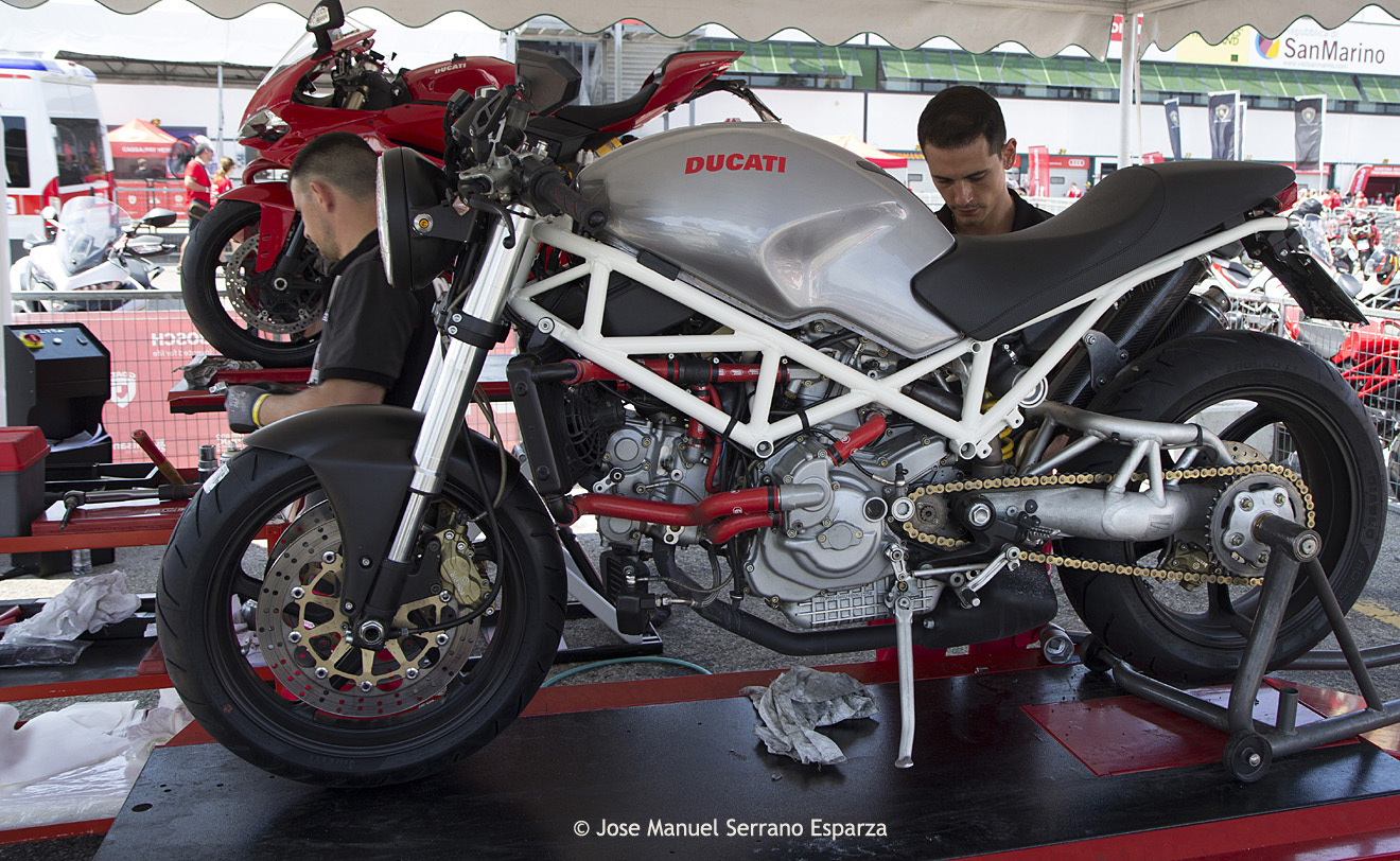 elrectanguloenlamano: DUCATI MONSTER: 25 YEARS OF A LANDMARK DESIGN