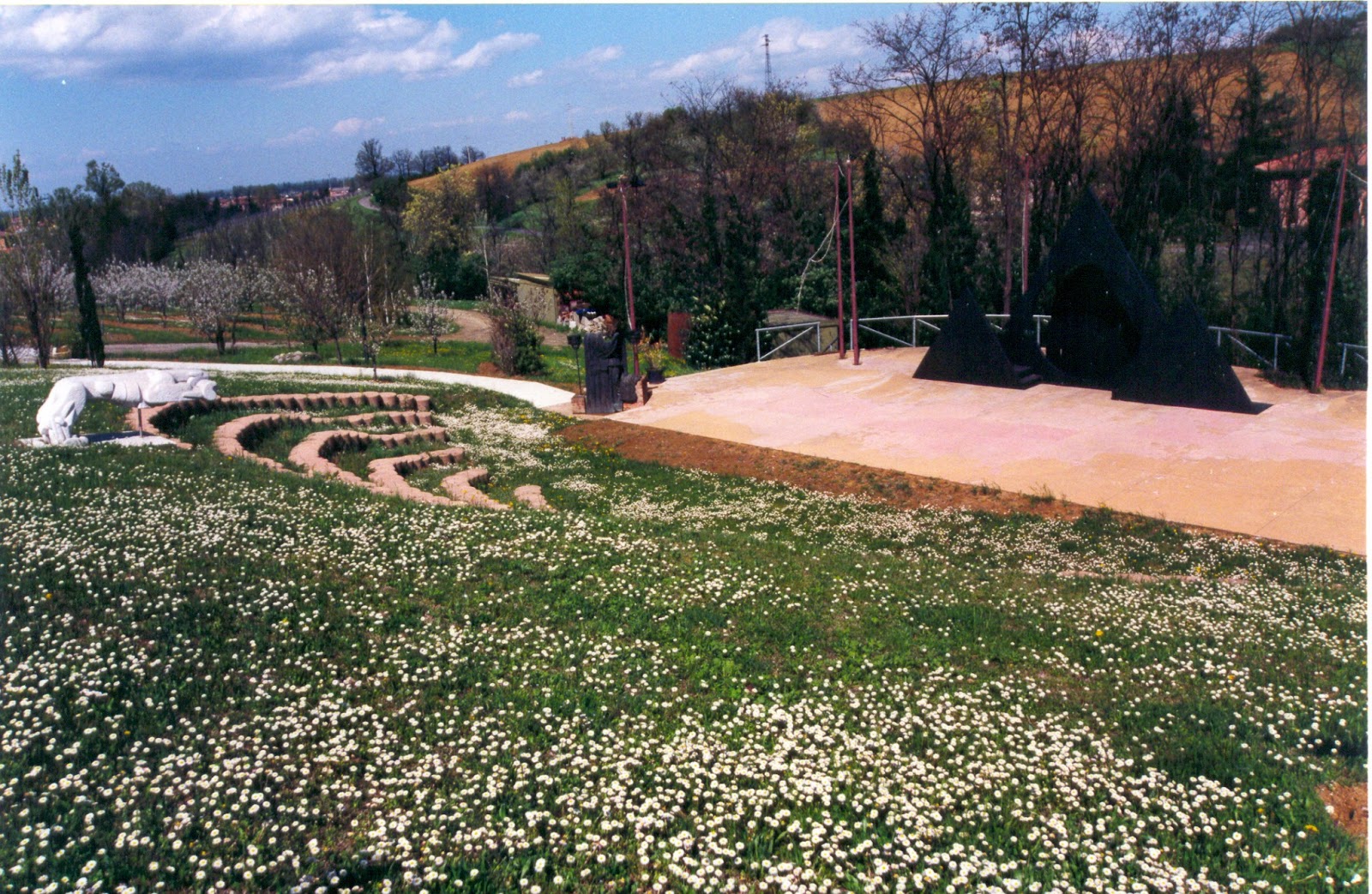 Ca' la Ghironda - ModernArtMuseum: Sentieri del parco