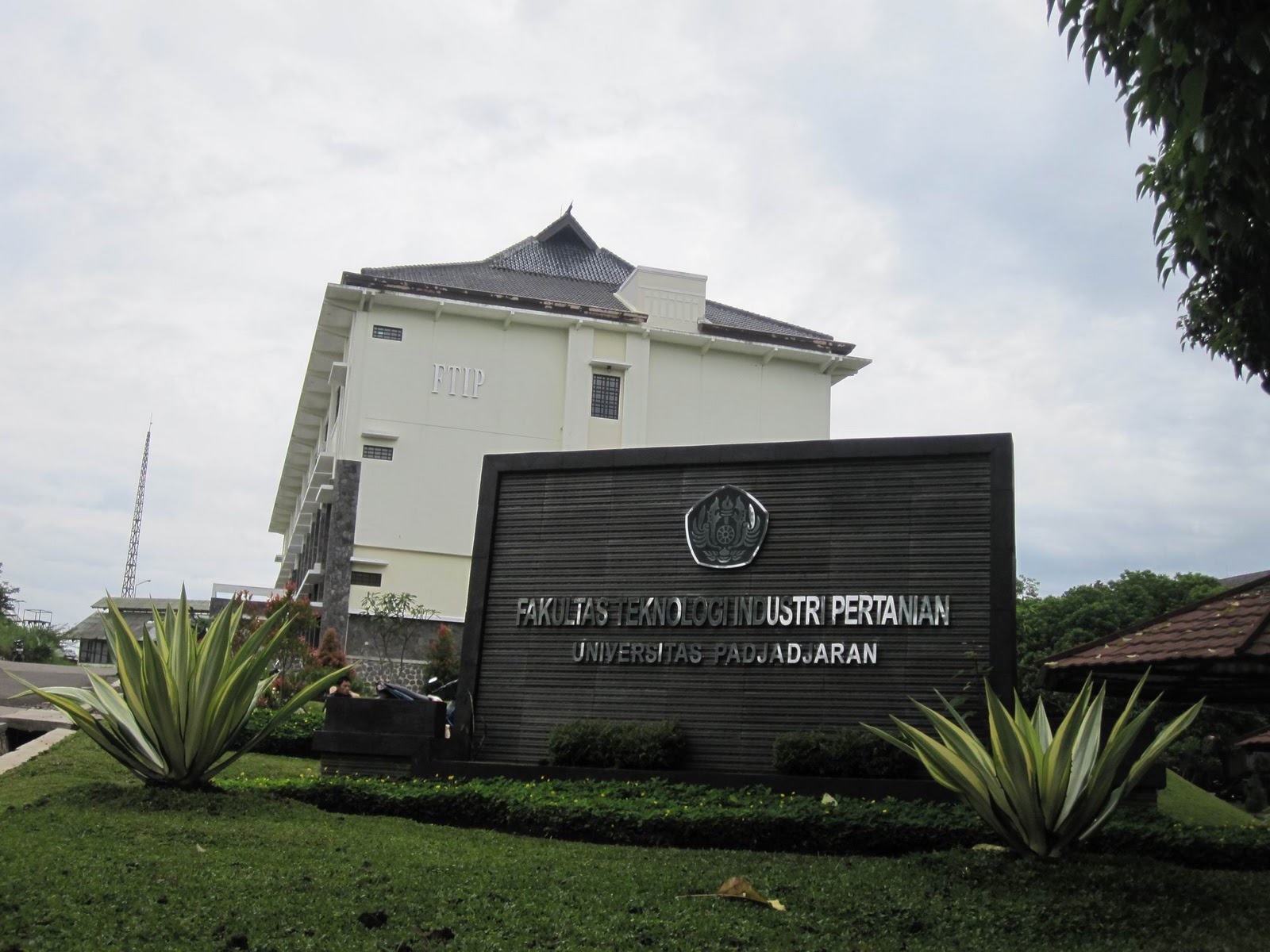 Who Is Mr Egg ?: science tour unpad jatinangor with meg