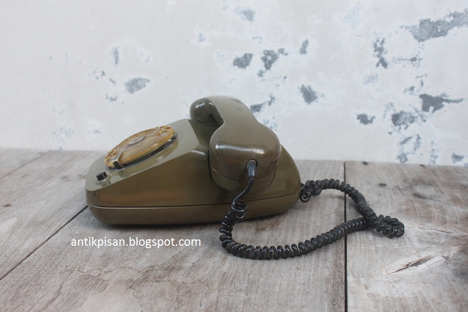 Antikpisan: Telepon Jadul Warna Hijau