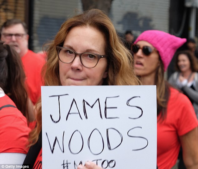 Weeds star Elizabeth Perkins holds sign naming actor James Woods as she ...