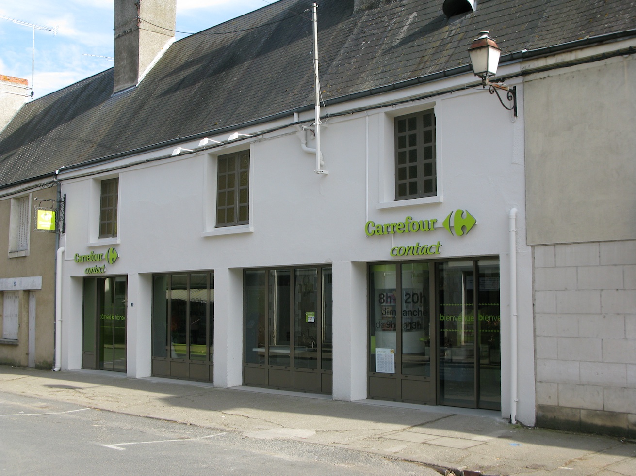 Éminence Rouge: Carrefour contact arrives