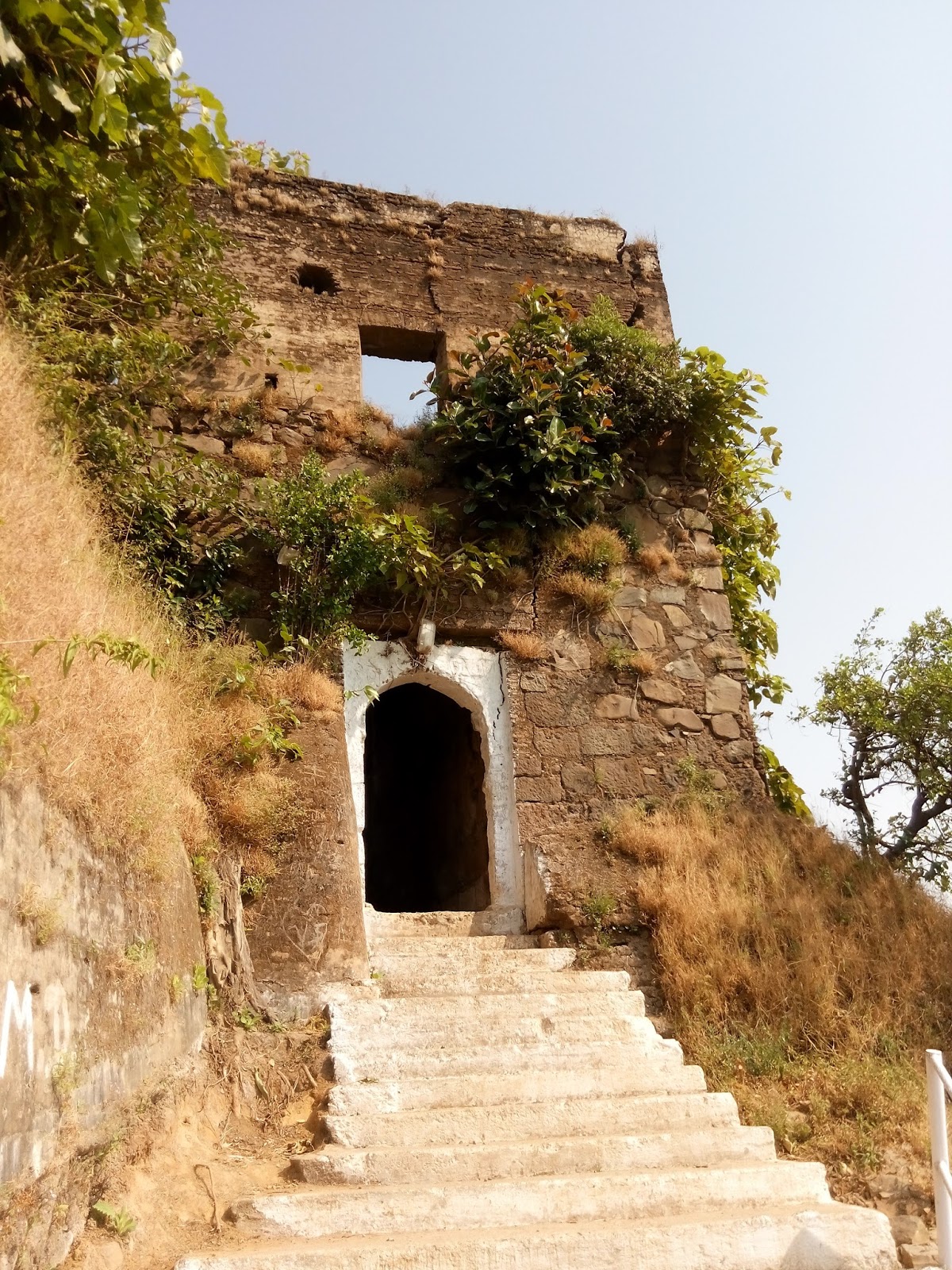 Parnera Fort atop Parnera Hill in Atul near Valsad in Gujarat (India ...