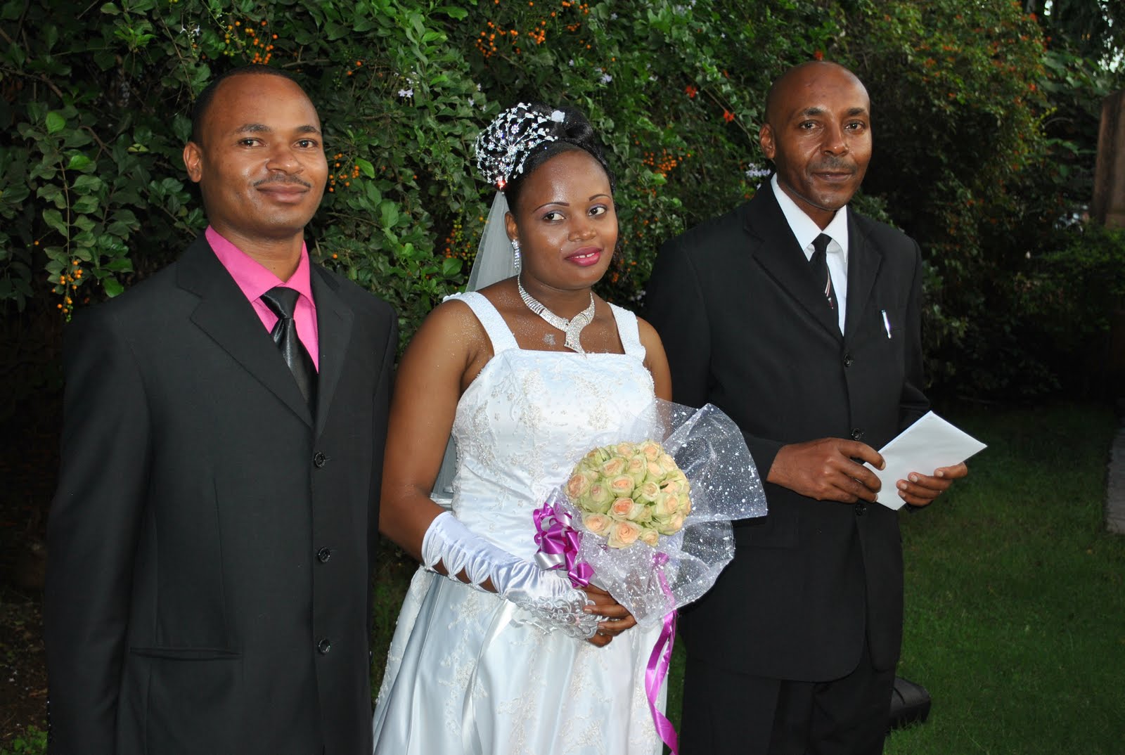 Picha na Matukio katika Sherehe Mbalimbali: Maharusi na Kaka mkubwa ...