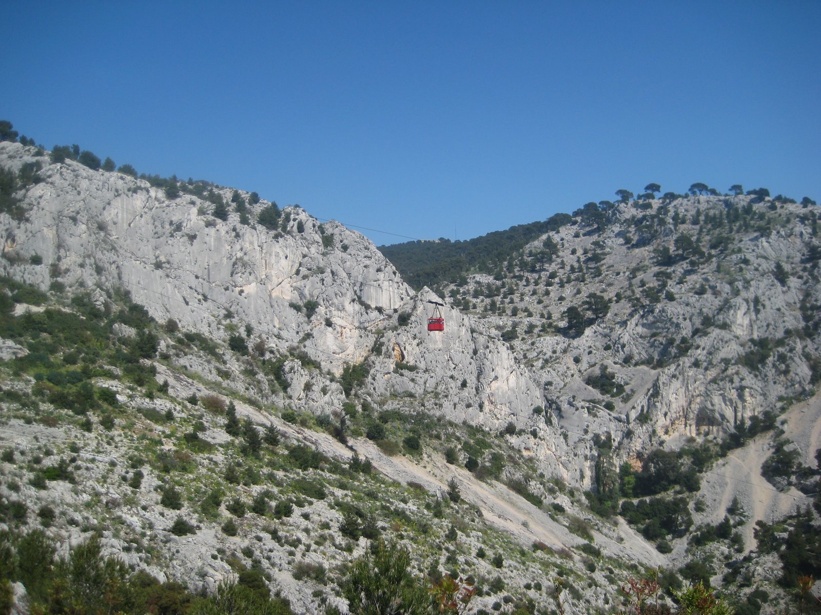 Ville de Toulon: Mont Faron qui domine la ville de Toulon