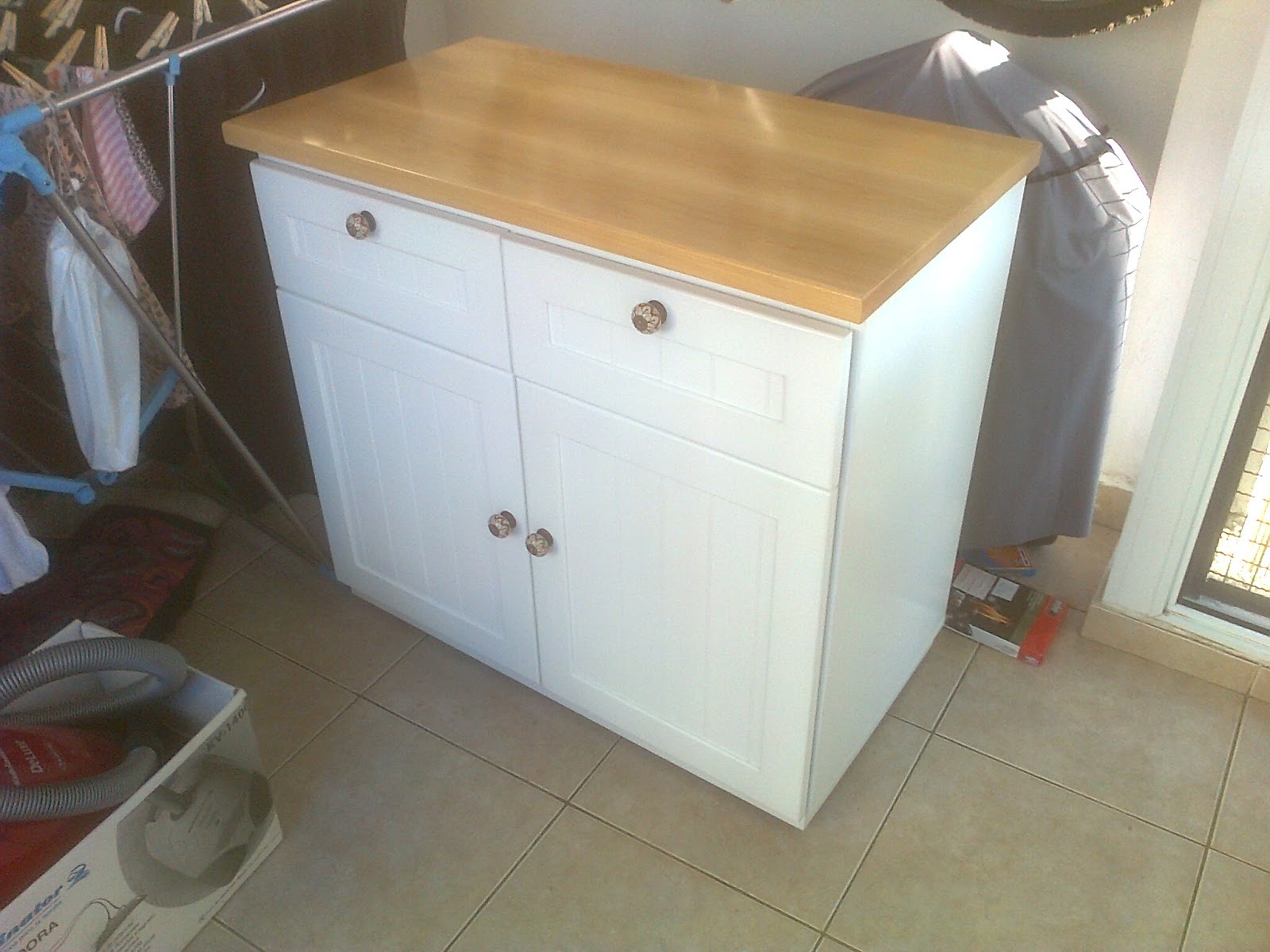 benjamin: mueble laqueado blanco con tapa macisa en guatambu