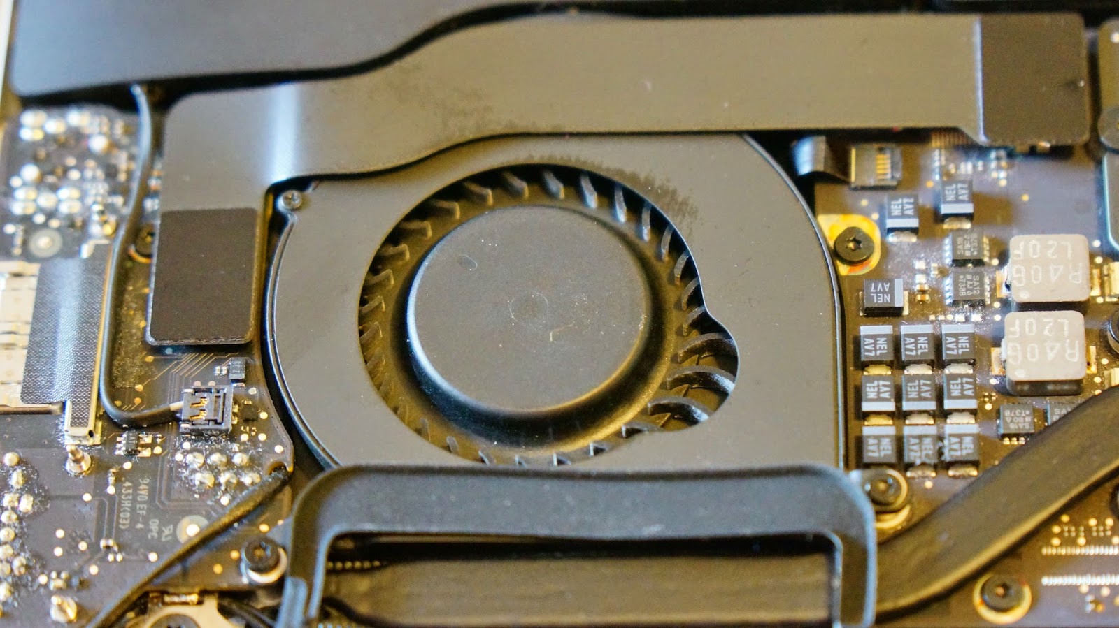 Apple Macbook Air inside pics: Peek inside an Apple Macbook Air laptop ...