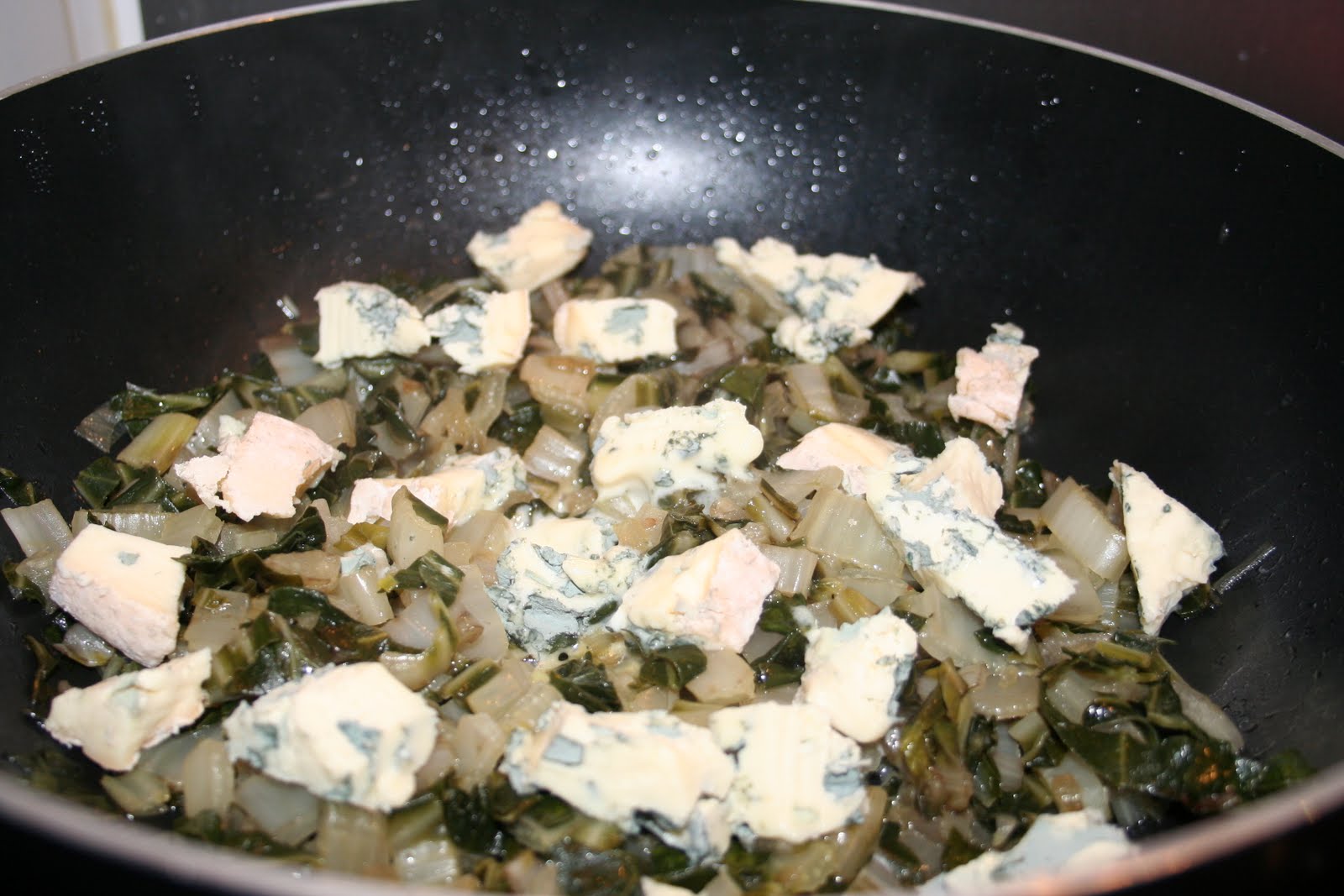 de la soupe au dessert: Gratin de blettes au bleu d'Auvergne (à la poele?)