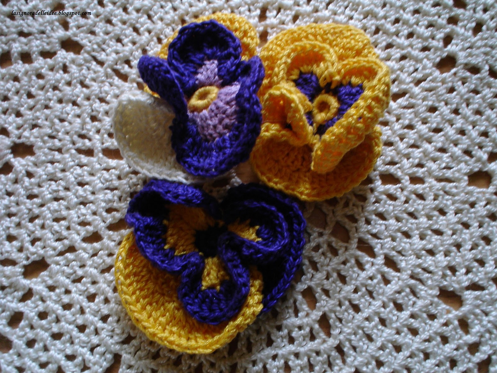 Viole all'uncinetto con schemi