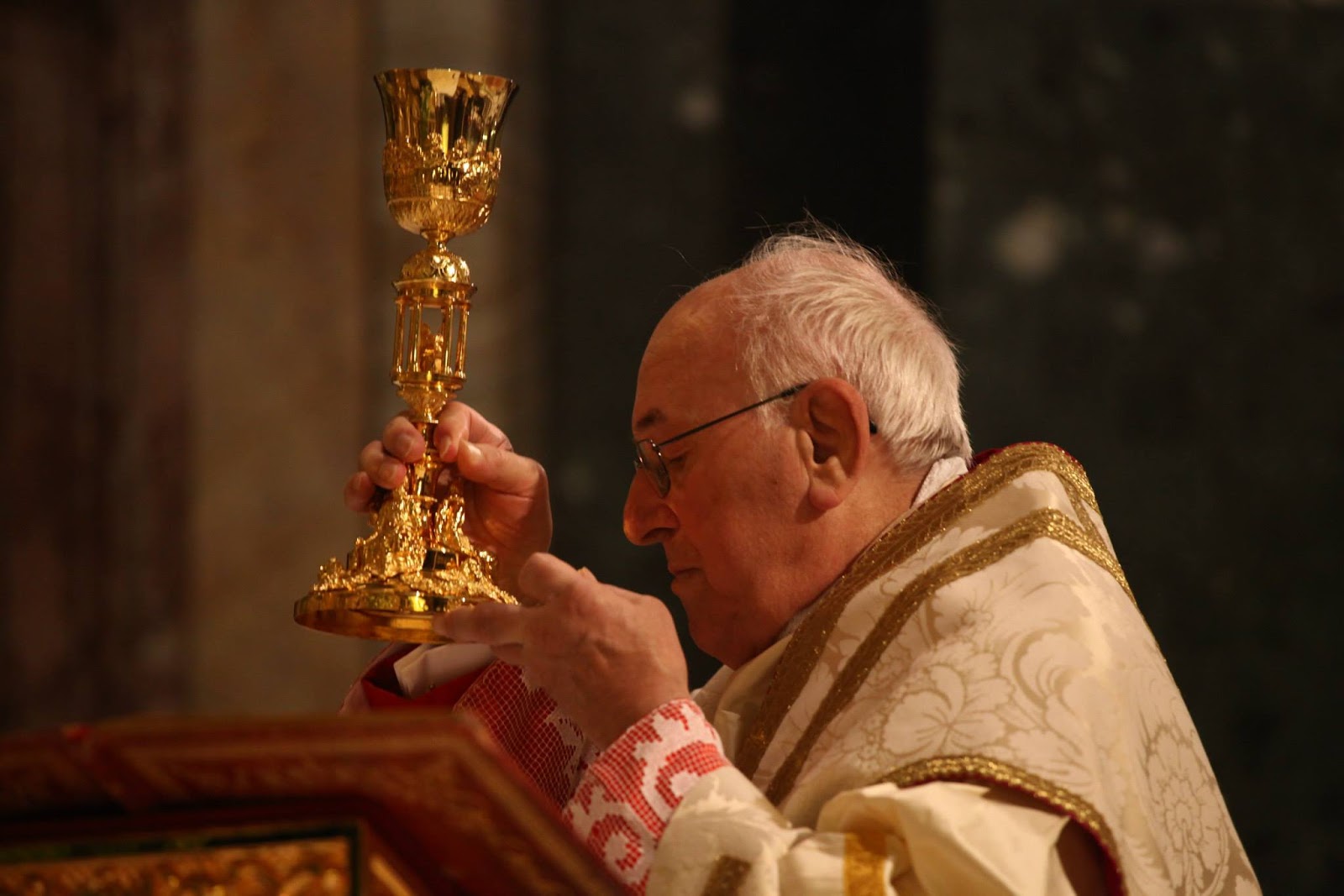 New Liturgical Movement: “The Fingers that Hold God”: The Priestly ...