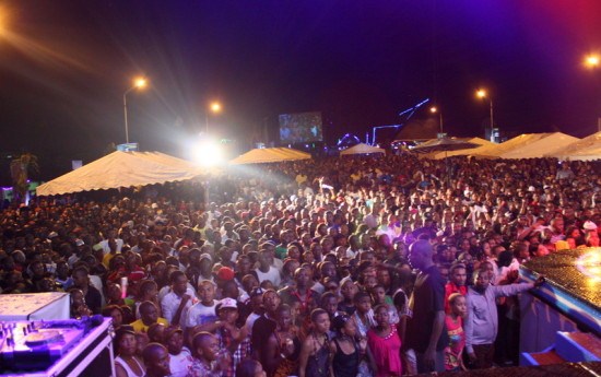 MATUKIO @ MICHUZI BLOG: Diamond atua Mbagala kwa chopa