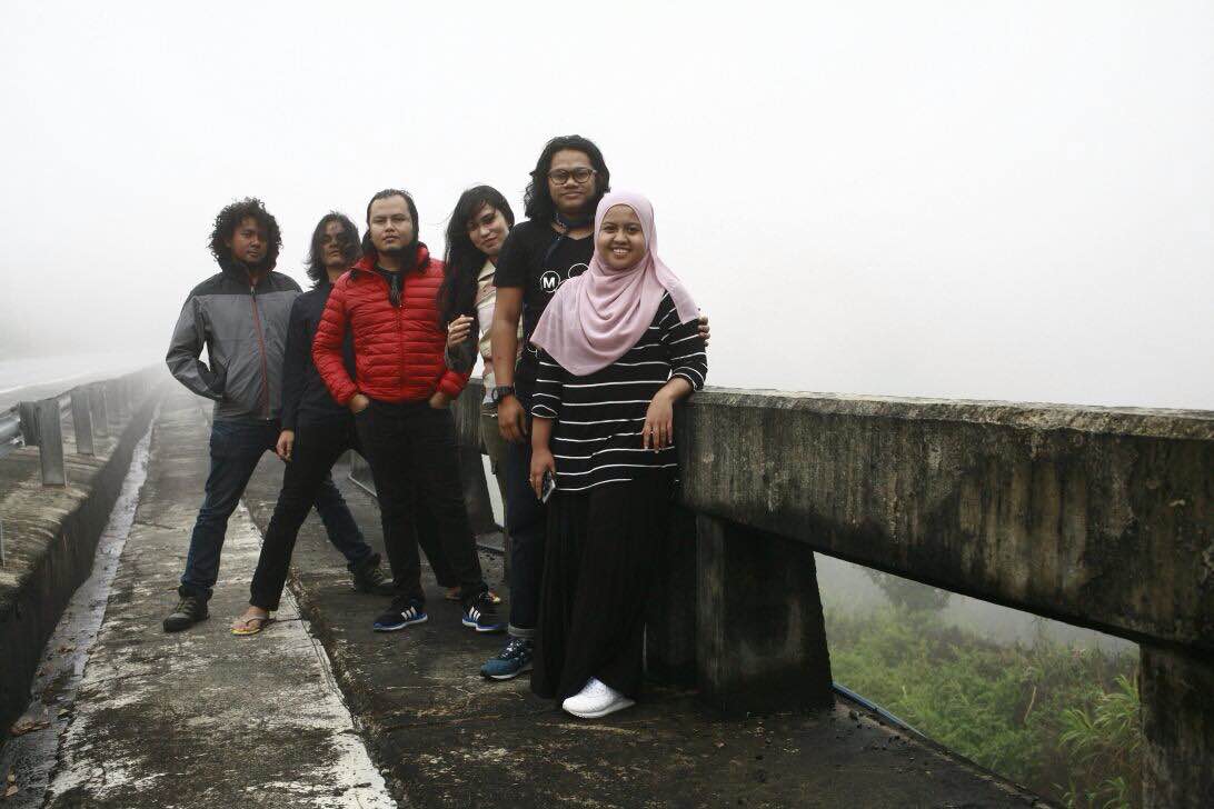 Aloy Paradoks Menulis