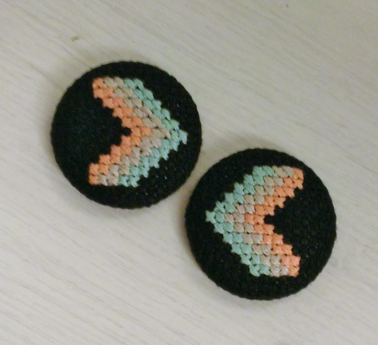 Daisies for Violet: Lil Cross Stitch Buttons. Wheeeee!