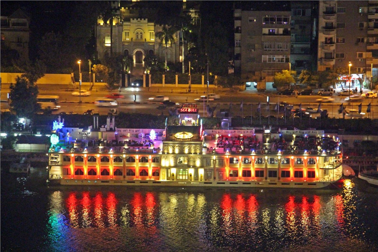 the viewing deck: Sightseeing above the Cairo Tower at Night