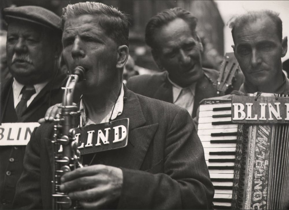 14 Stunning Black and White Photographs Capture Everyday Life of ...