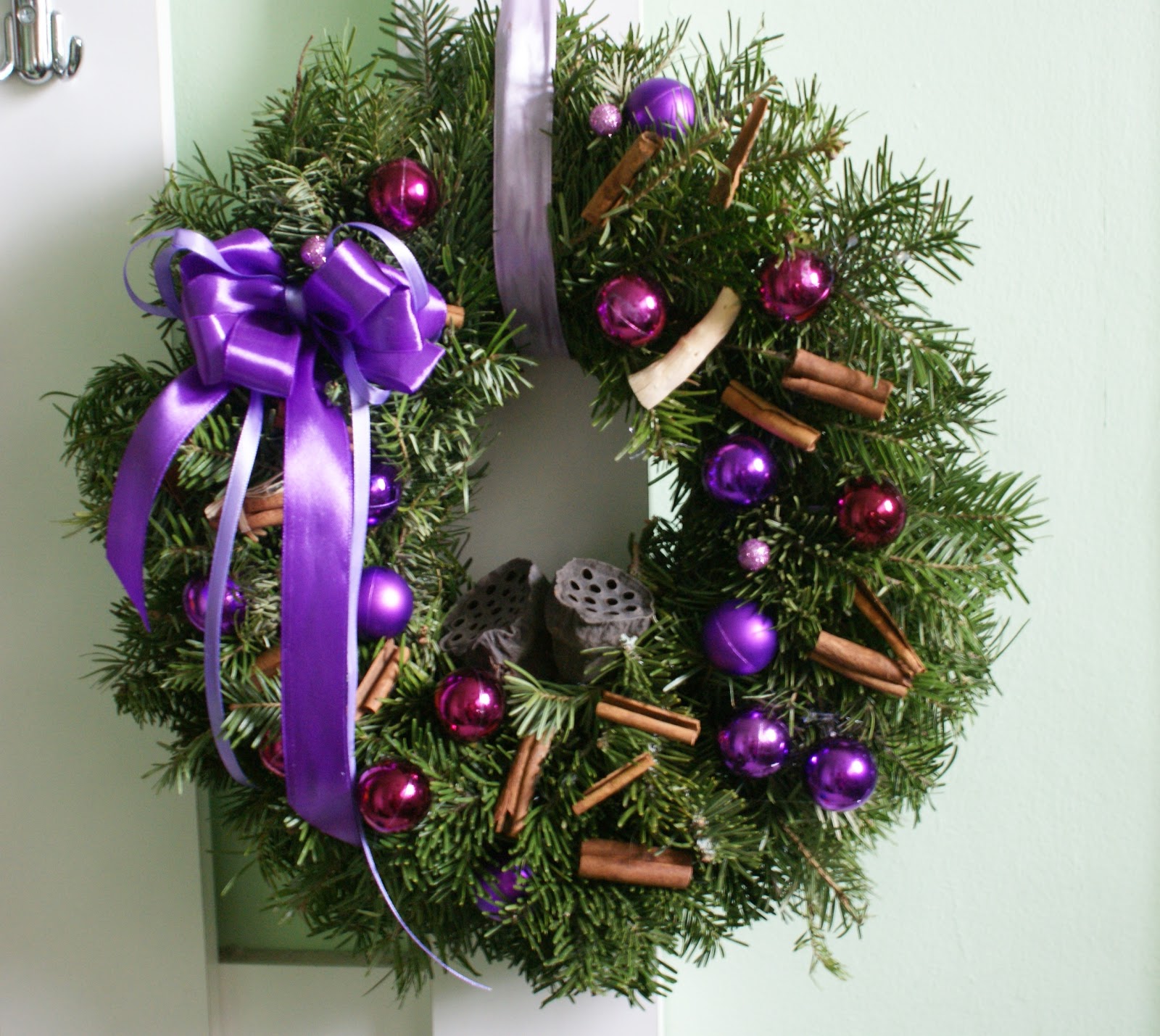 Buchete cu Flori: Coronita brad cu globuri si funda mov