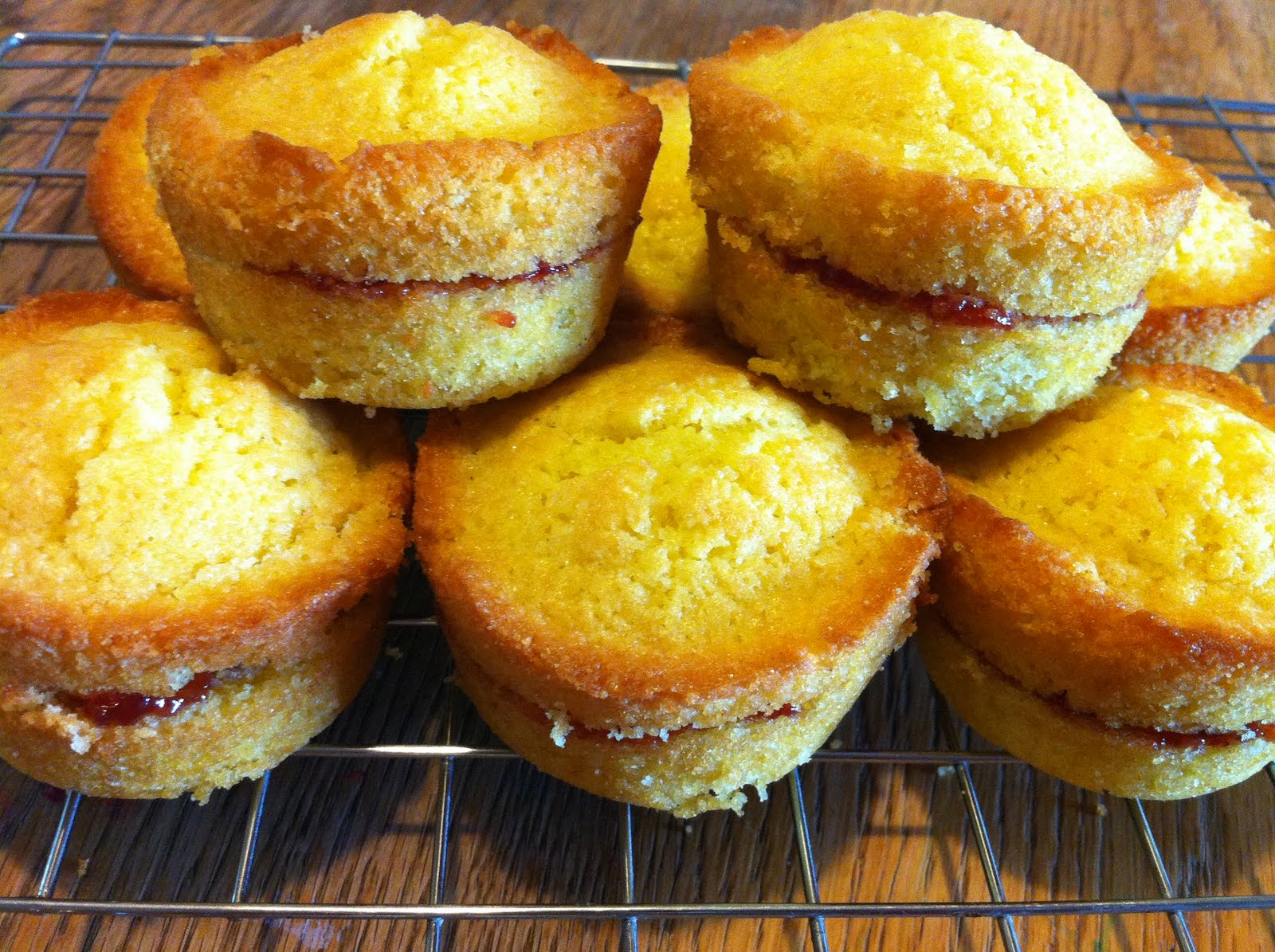 bakes-a-lot-lady: Victoria Sponge Cupcakes