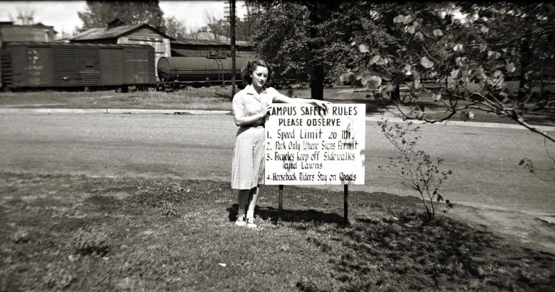 Sign of the Times – 21 Hilarious Vintage Snapshots of People Posing ...