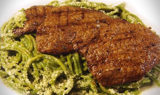 TALLARINES VERDES CON BISTECK APANADO - RECETAS Y MAS