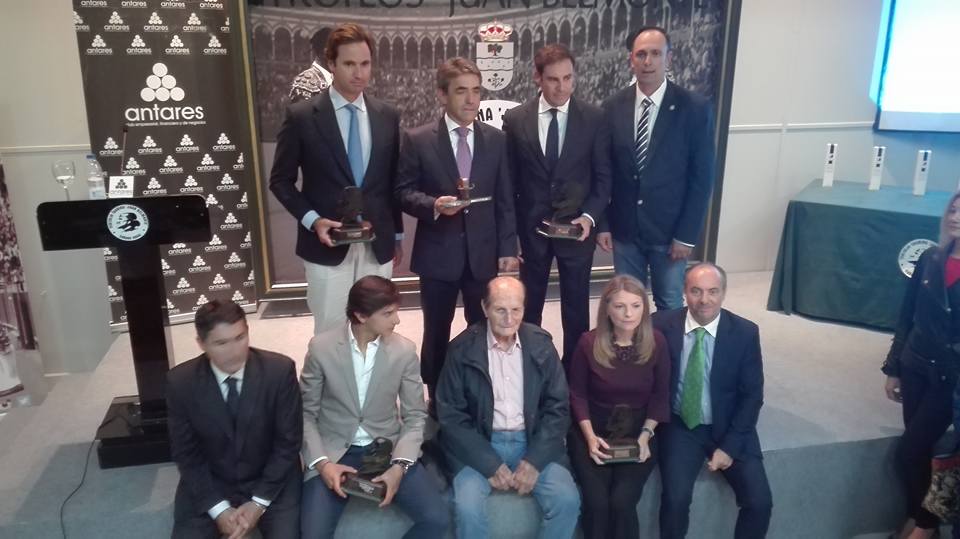 Lascosasdeltoro: MIGUEL BAEZ "LITRI" PREMIADO CON EL IV TROFEO JUAN ...