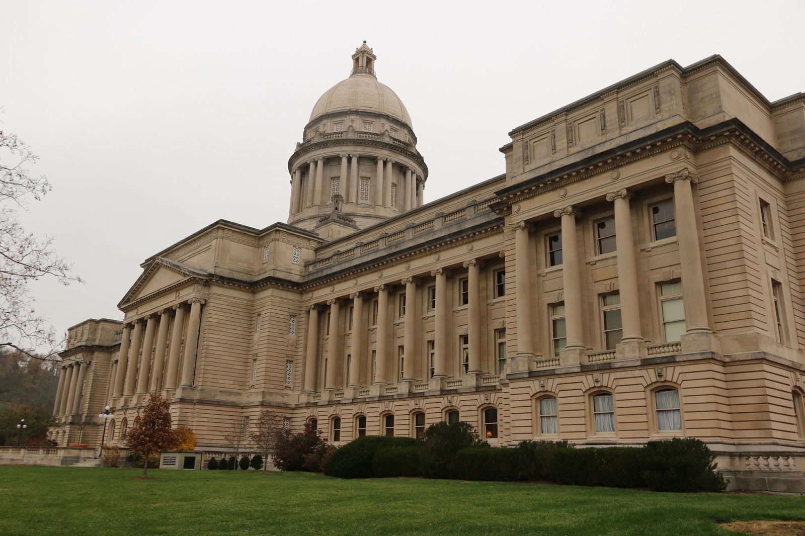 Nomadic Newfies: Kentucky State Capitol