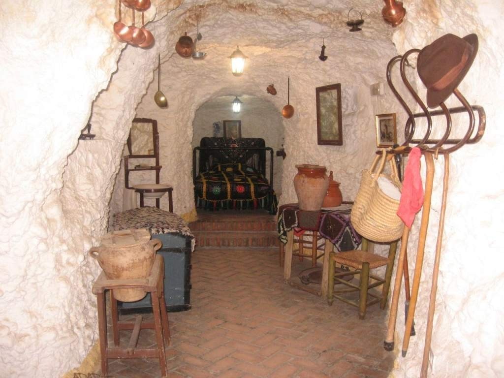 GEOGRAFILIA: Habitatul troglodit - case tradiționale în peșteri