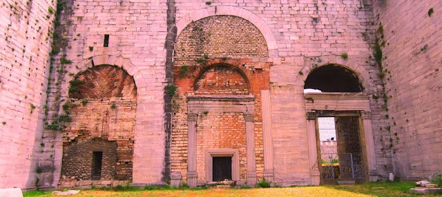 Tina thinks...: Pad Carigrada...