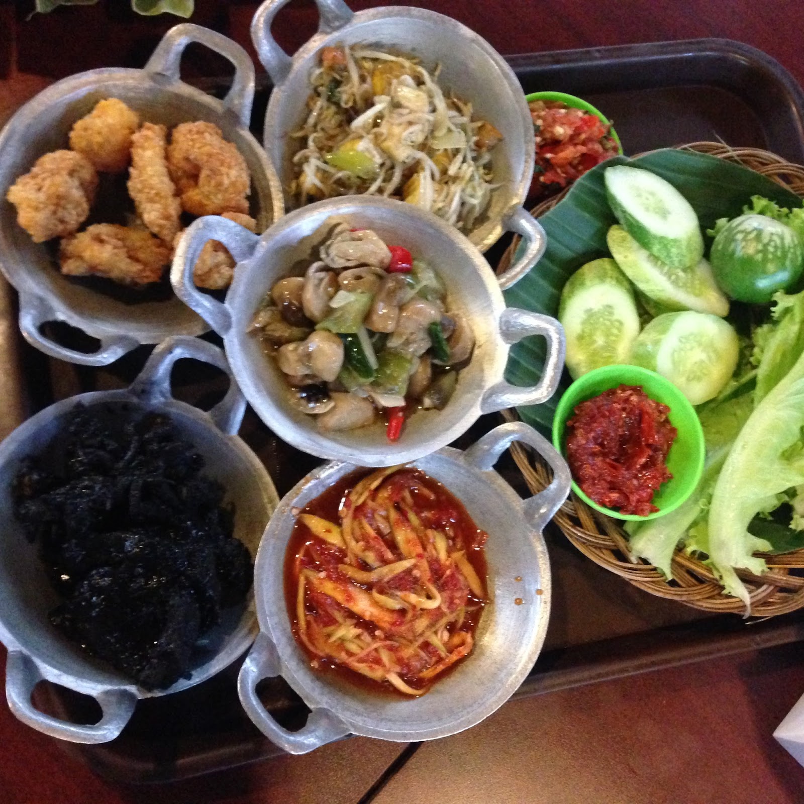 Menikmati Menu Sunda di Resto Alas Daun Bandung