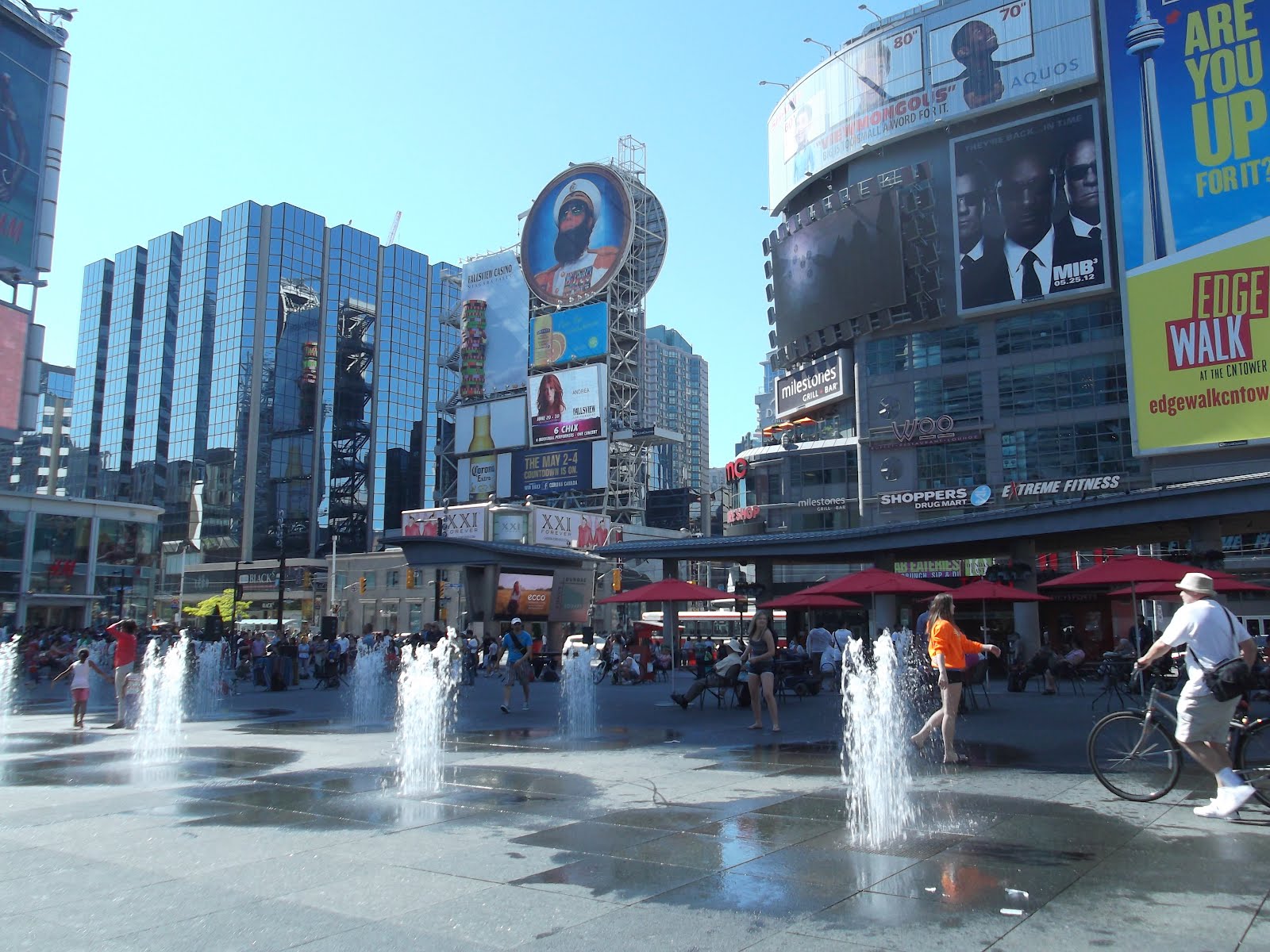 Beautiful photos of Yonge-Dundas Square in Toronto | BOOMSbeat