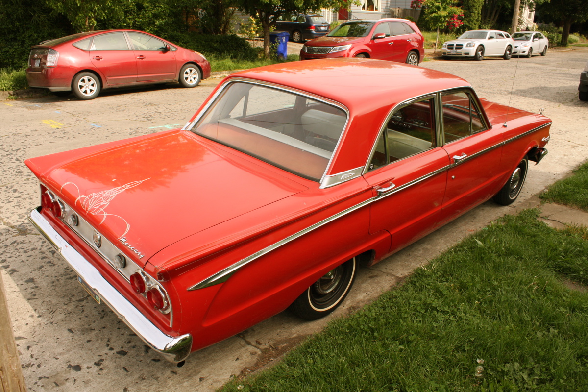 OLD PARKED CARS.: 1962 Mercury Comet Custom.