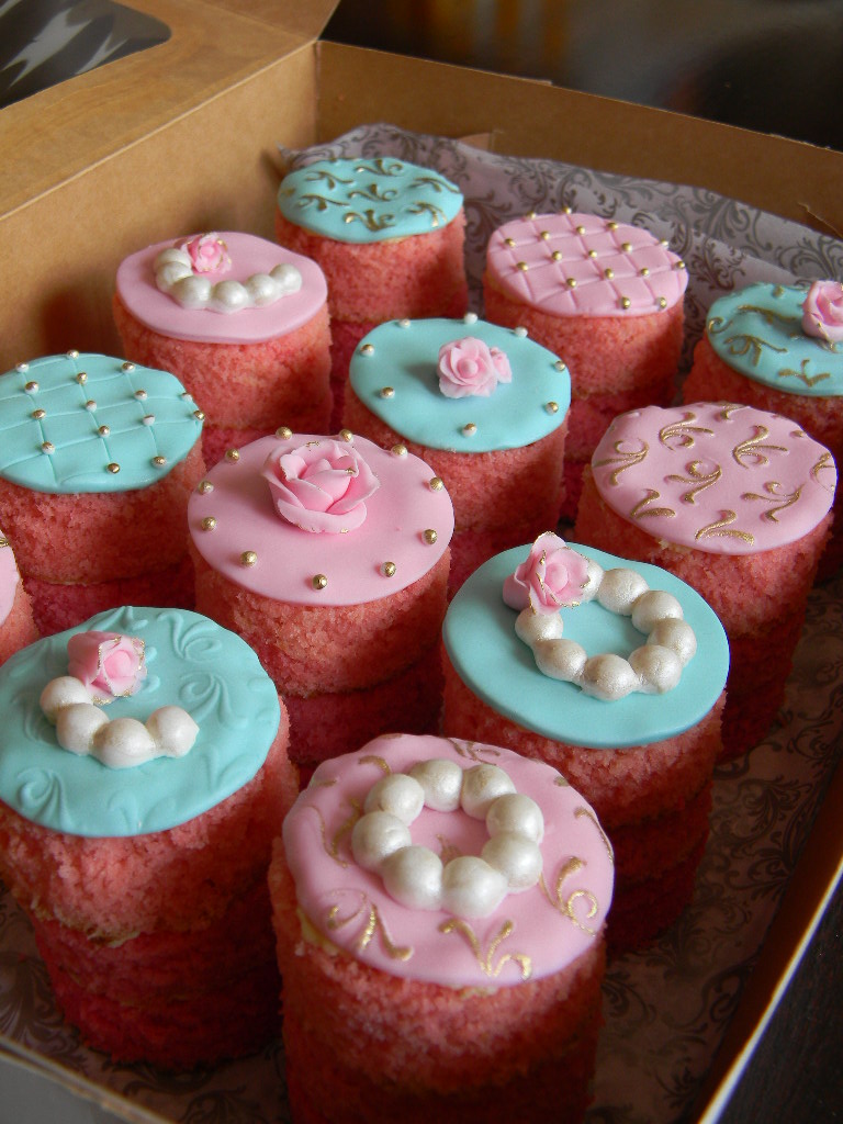 Nabeela's Bakeshop: Pink Ombre Mini Cakes