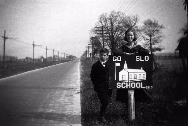 Sign of the Times – 21 Hilarious Vintage Snapshots of People Posing ...