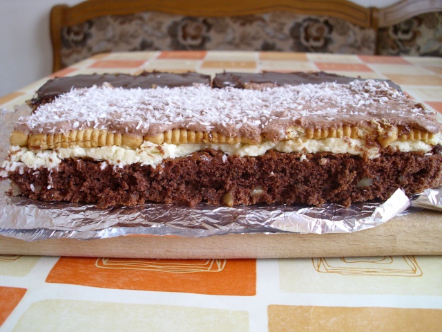 Cora's Blog: Prajitura cu biscuiti si doua creme