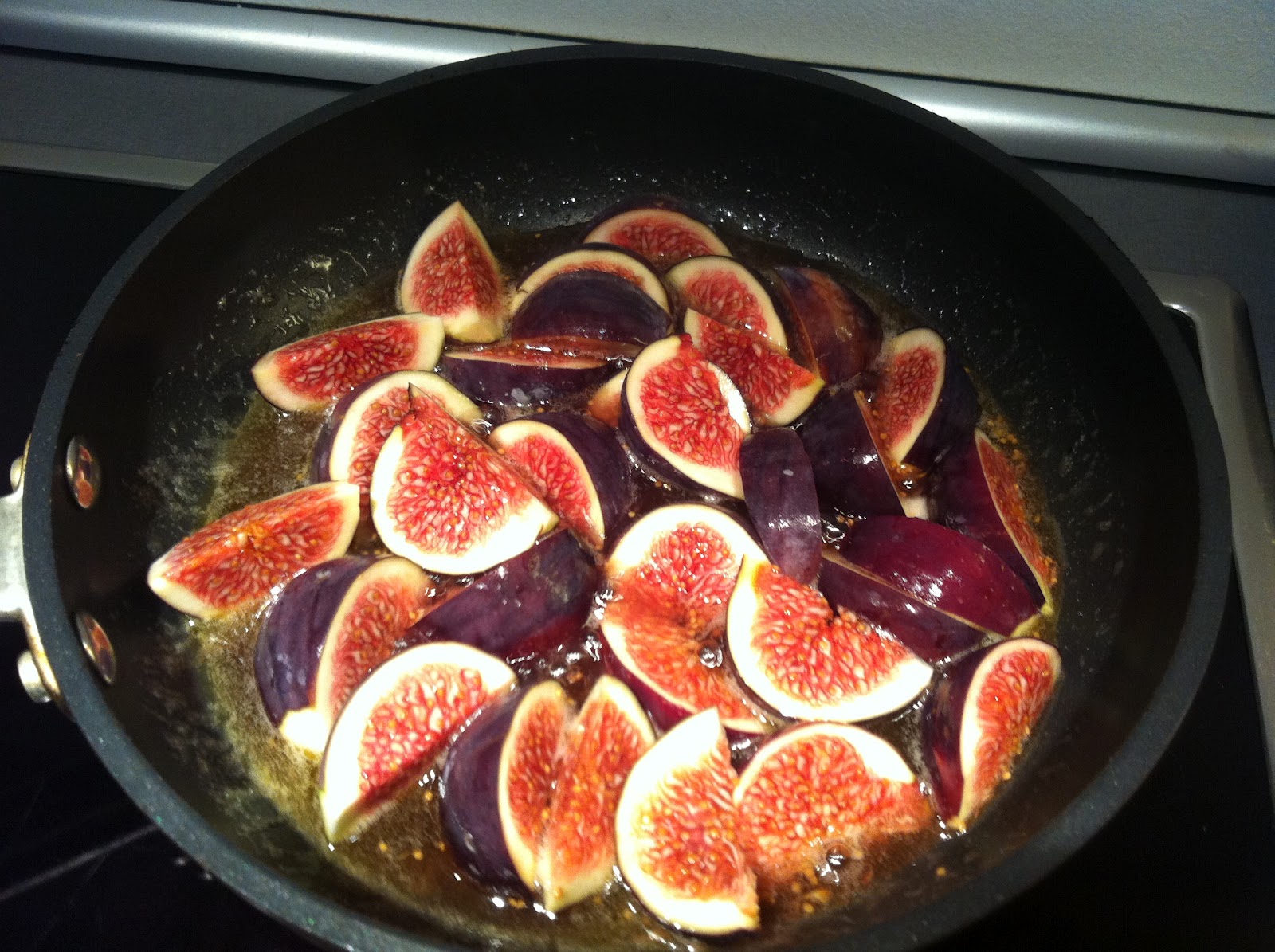 Evas Køkken: Figner flamberet i honning og pernod