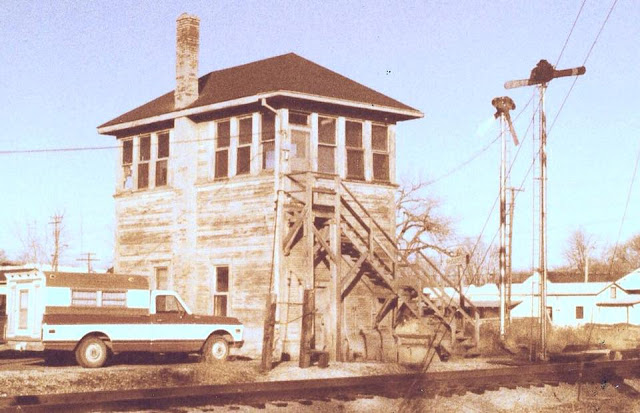 Towns and Nature: Ramsey, IL: Junction Tower: NKP (Clover Leaf) and ...