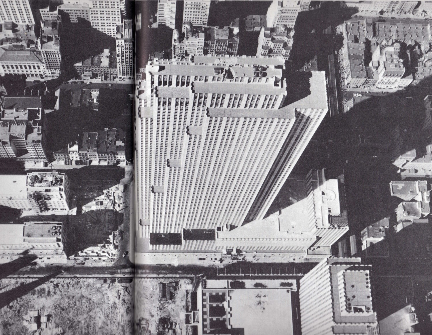 Historia de los Rascacielos de Nueva York: 1933, LUCES Y SOMBRAS DE UNA ...